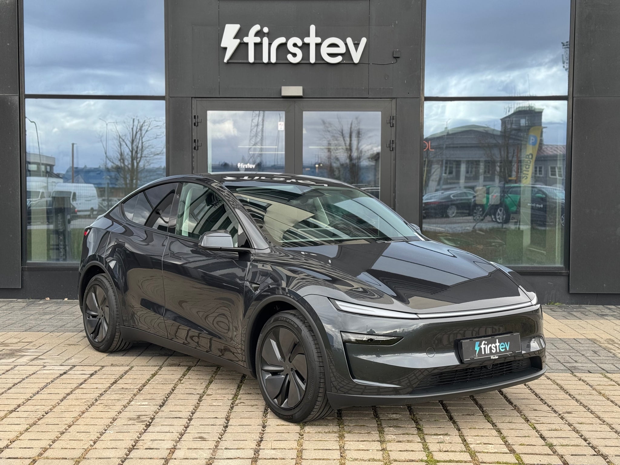 Tesla Model Y Juniper LR Stealth Gray